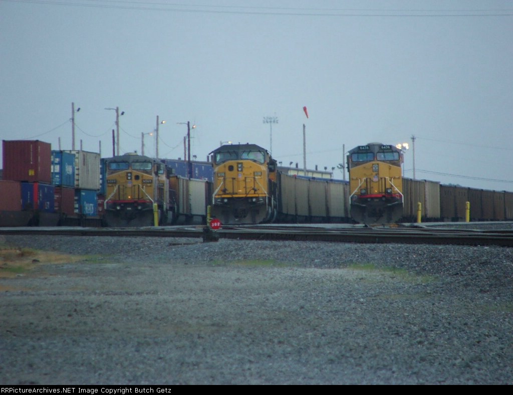 A trio of UP's wait at Dupo IL